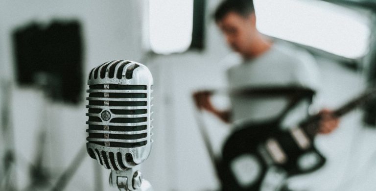 Mediathek: „Code 7500“ – Actionthriller mit Hollywoodstar Joseph Gordon ...